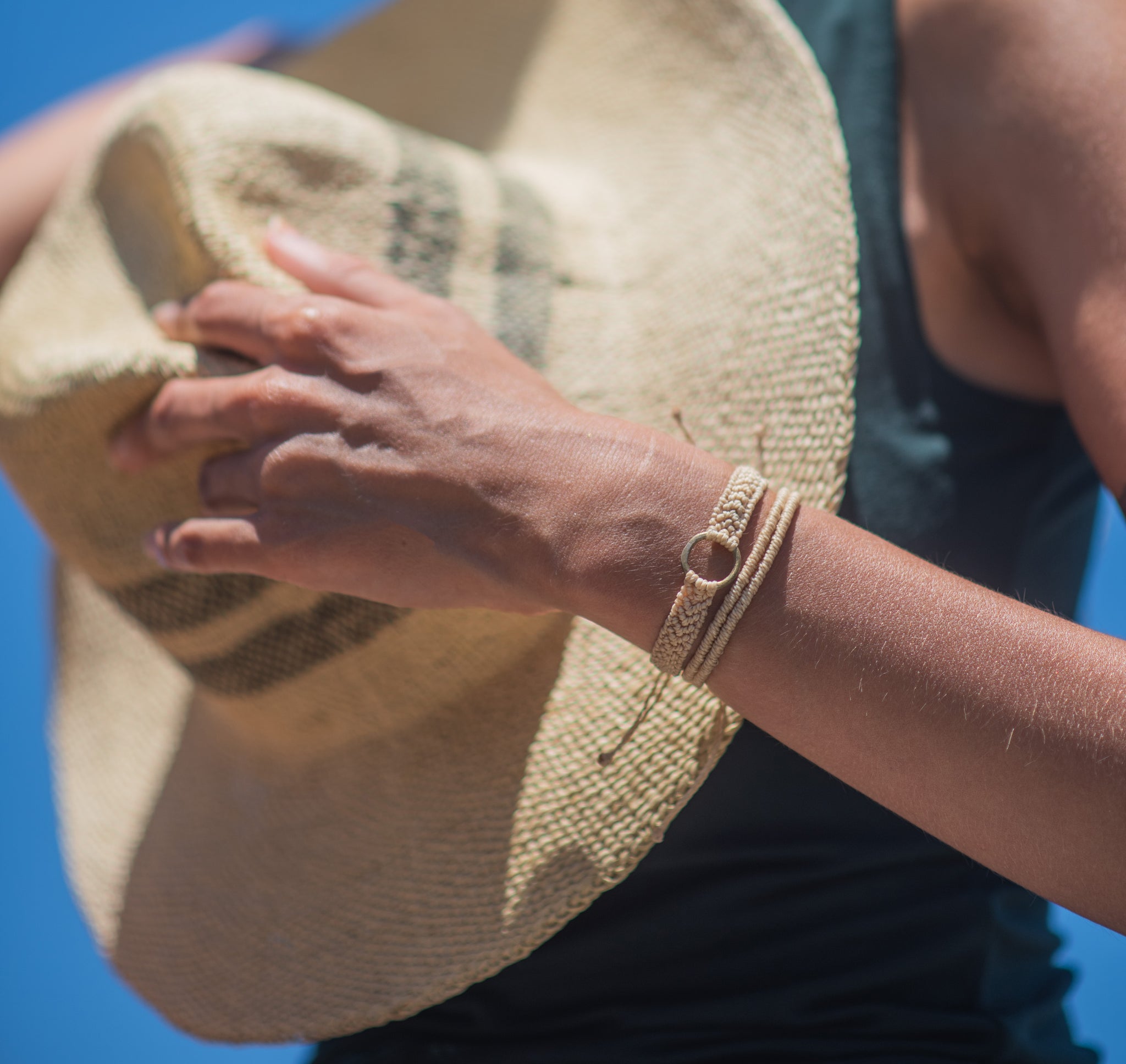 PULSERA MACRAME CIRCULO BRONCE ARENA